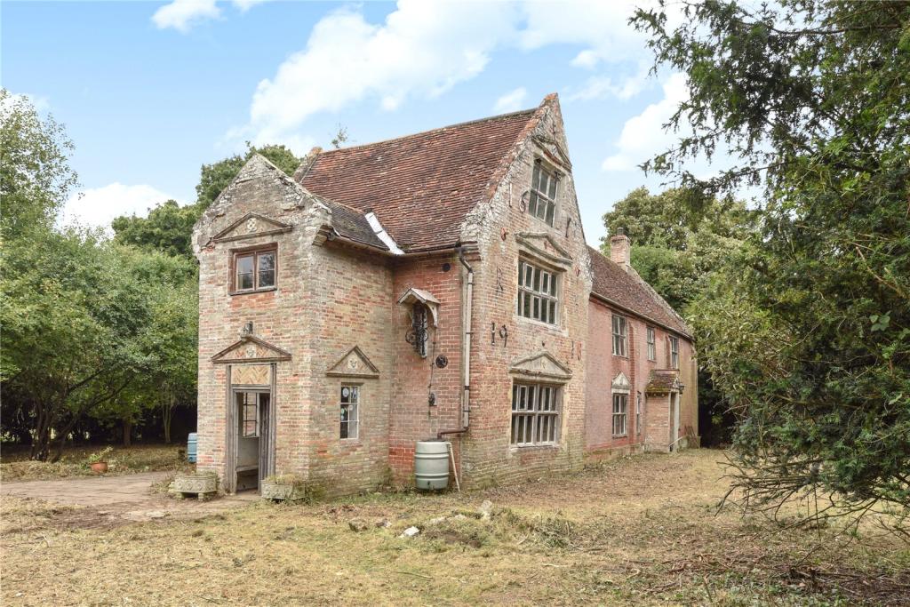 8 Scary-Looking Homes To Creep You Out This Halloween
