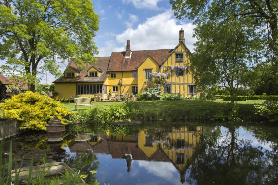 Six beautifully colourful homes