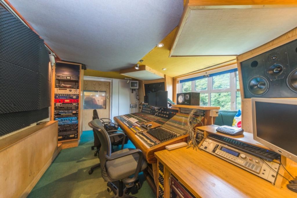 Inside iconic recording studio used by Oasis